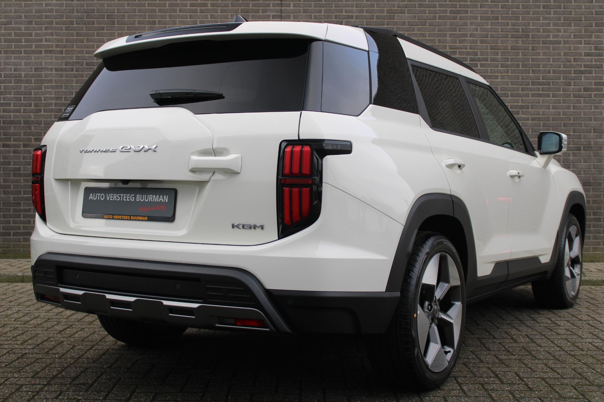 KGM Torres EVX Titanium 73.4 kWh 207pk, Grand White, 20"inch LM velgen ...